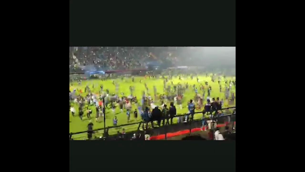 เหตุวุ่นวายในลีกสูงสุดอินโดนีเซีย แฟนบอลเสียชีวิตมากกว่า 120 ราย