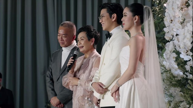 "อ๋อม ปุณณภา" พี่สาว "เอวา" ฉลองวิวาห์หมื่นล้าน เค้กแต่งงานอลังการสูง 2 เมตร