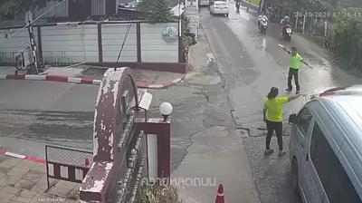 รถตู้โวยให้ไล่ออก รปภ.สาวโบกธงขอทาง "เอาก้นไปโดนรถ" สุดท้ายคนขับถูกไล่ ...