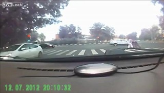 ขับรถสะดุด ฝาท่อระบายน้ำ หน้าทิ่มเลย